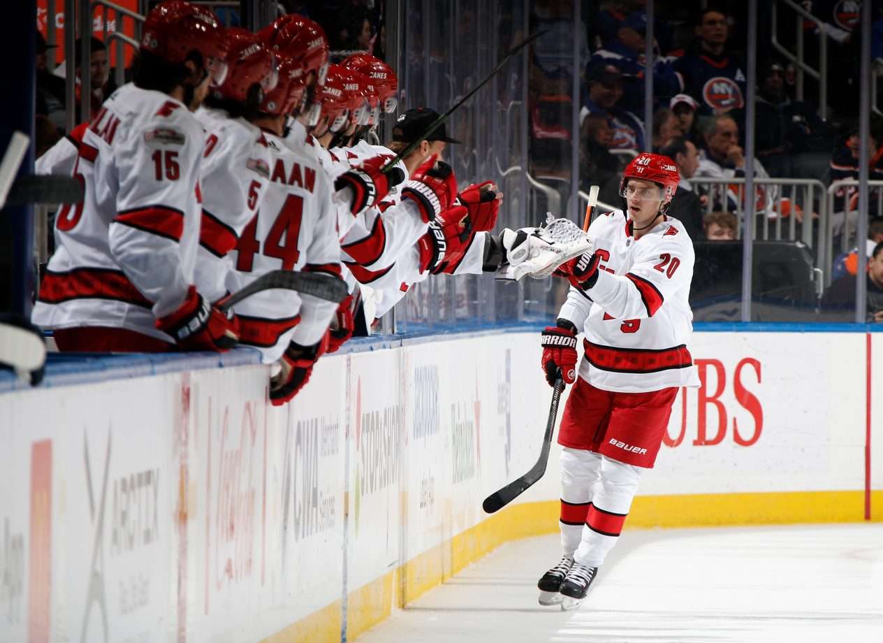Sebastian Aho tykitti hattutempun! Pyyhki ruotsalaisella kaimallaan lattiaa