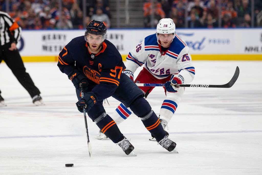 Connor McDavid kirjoitti historiaa - nousi jo nyt sataan pisteeseen NHL:ssä