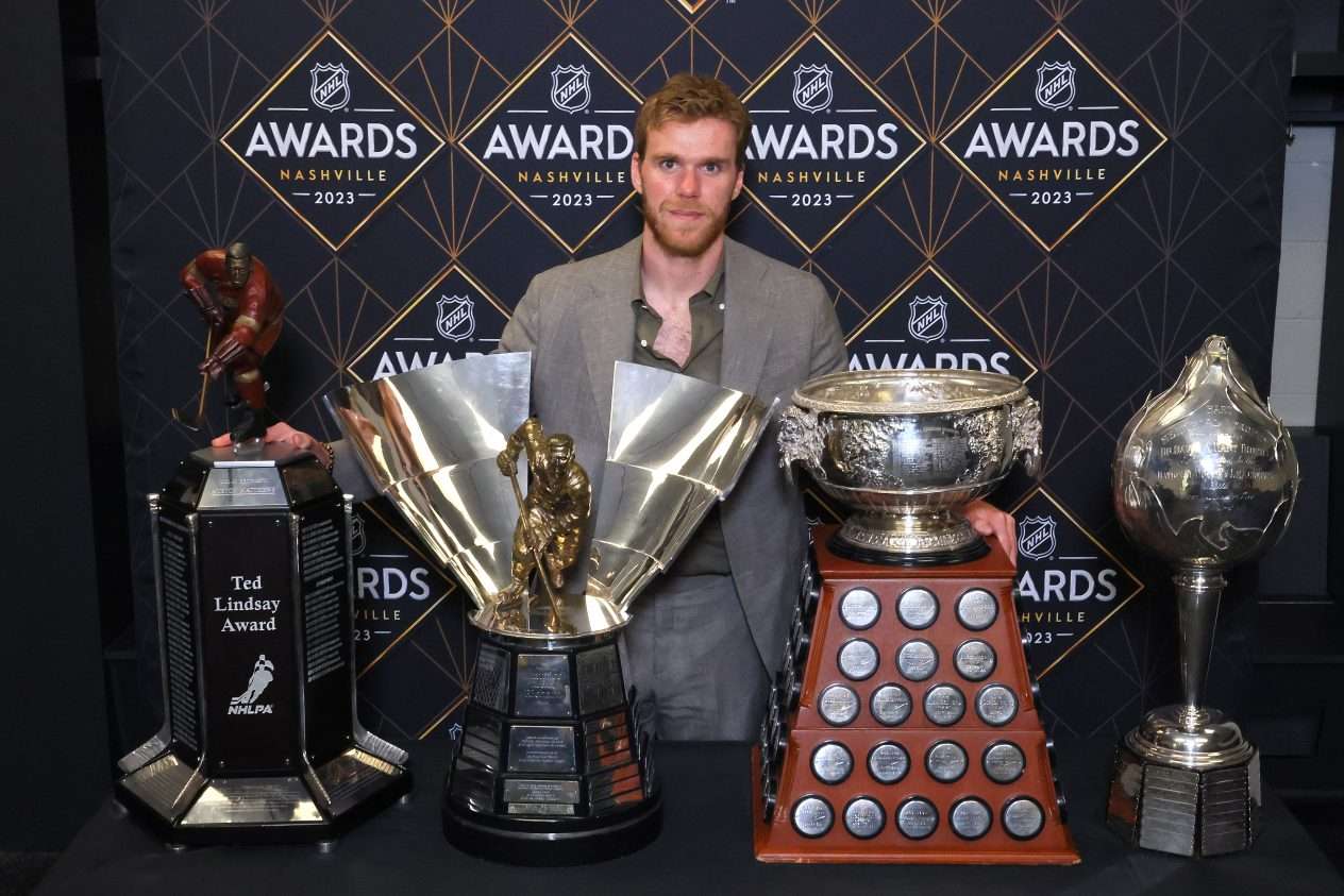 Connor McDavid voitti kaksi arvostettua NHL-palkintoa - piti hauskan ...